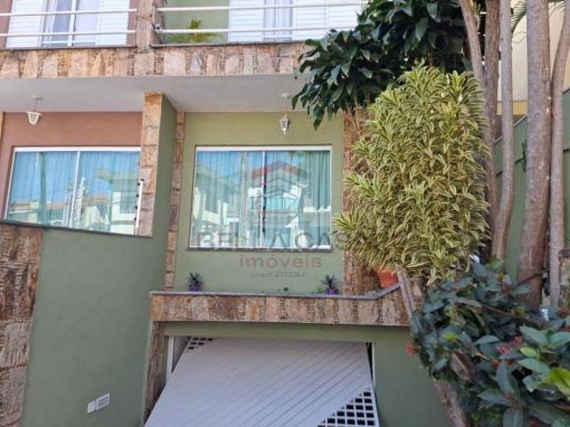 Sobrado com 3 Suítes e 6 Vagas 216m²
