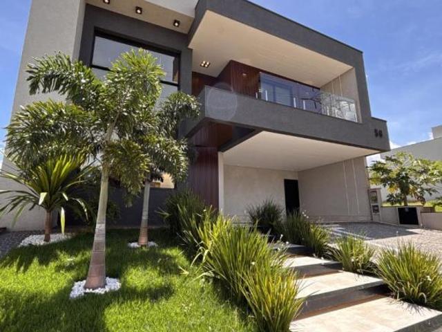 Sobrado com 3 suítes, Elevador e piscina no Residencial Santorini