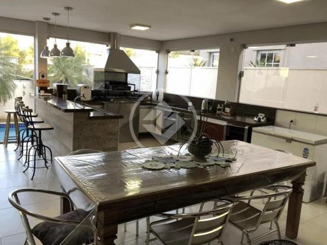 Sobrado com 3 suítes no piso superior, escritório, sala de estar, sala de TV, área gourmet com churr