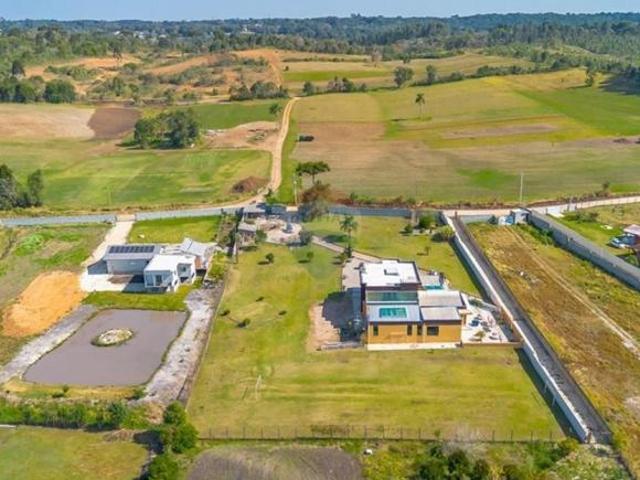 Sobrado com 3 suítes, piscina coberta, quadra de futebol com acabamento impecável, aceita carro, te