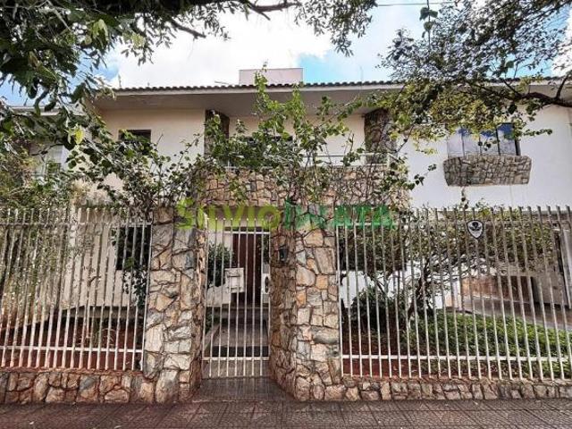Sobrado com 3 Suítes, Piscina e Amplo Terreno à Venda na Zona 08 Maringá PR