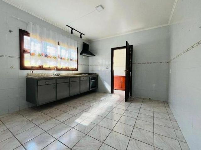 Sobrado com 3 Suítes, Piscina e Espaço Gourmet – Condomínio no Centro