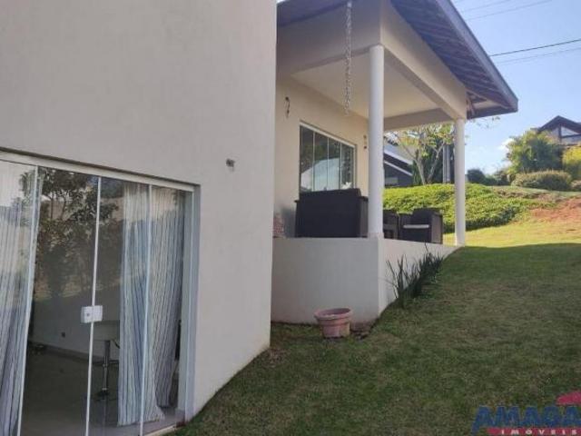 Sobrado com 3 suítes, sacada e closet