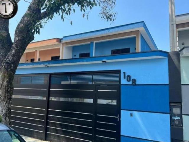 Sobrado com 3 suítes, sala,cozinha e área de serviço, integrados, lavabo na parte inferior, garag