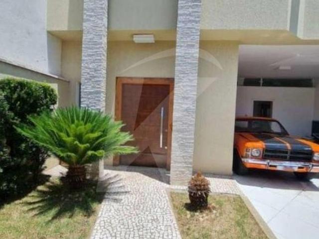 Sobrado com 3 Suites, sendo 1 com Closet e 4 vagas de Garagem