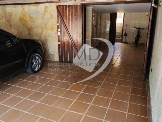 Sobrado com 3 vagas e uma casa independente