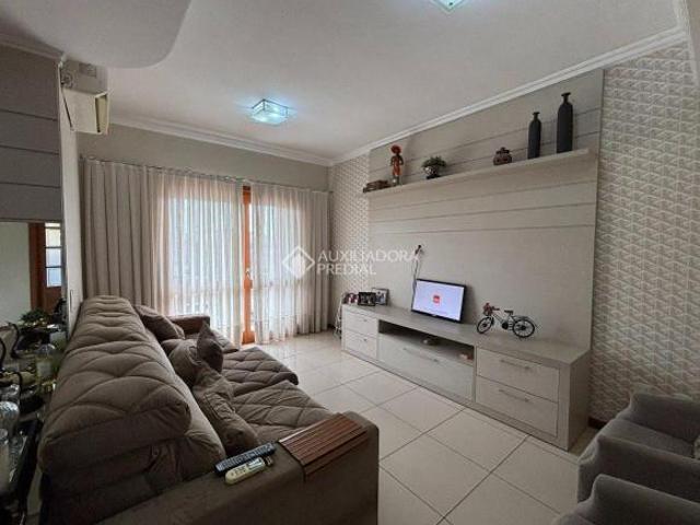 Sobrado com três andares à venda no Rio Branco, SL