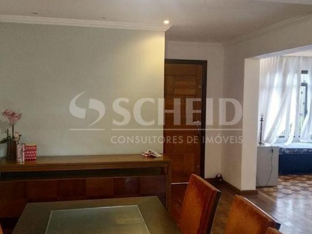 Sobrado com três dormitórios e quatro vagas de garagem!