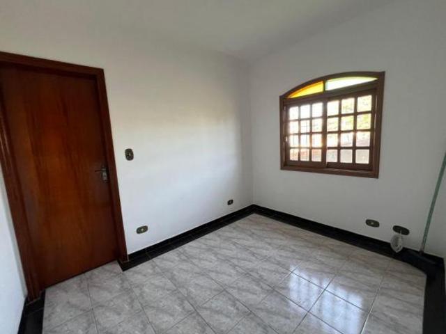 Sobrado com três dormitórios sendo três suítes sala ampla garagem pra três carros