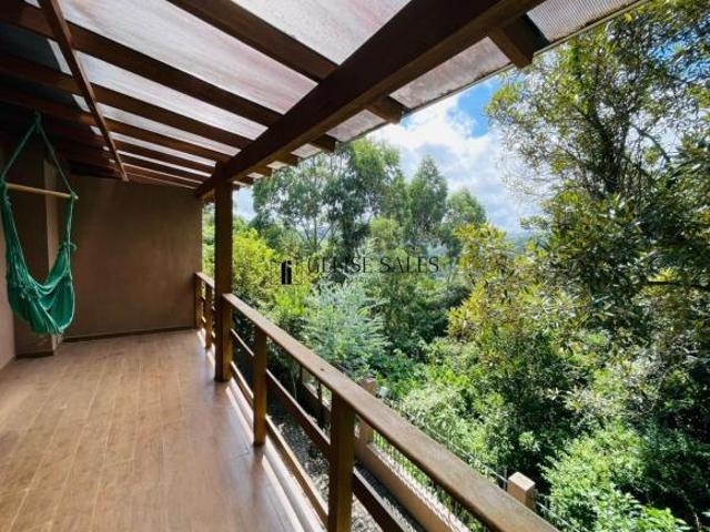 Sobrado com Vista para o Vale em Condomínio Exclusivo – Conforto, Privacidade e Charme em Cada Andar