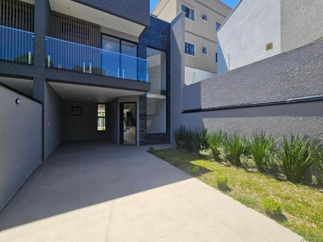 Sobrado com alto padrão de acabamento, 03 quartos, sendo 01 suíte com closet, piscina, em Araucária