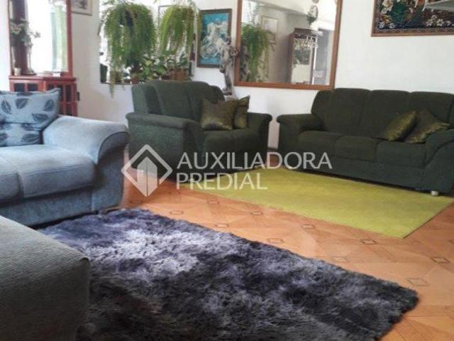 Sobrado com Amplo Terreno e Potencial de Valorização
