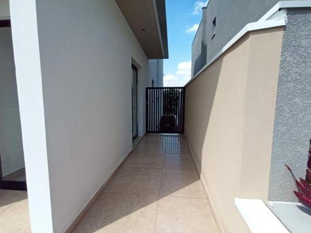 Sobrado com área gourmet e terraço em condomínio fechado. Cotia km 37