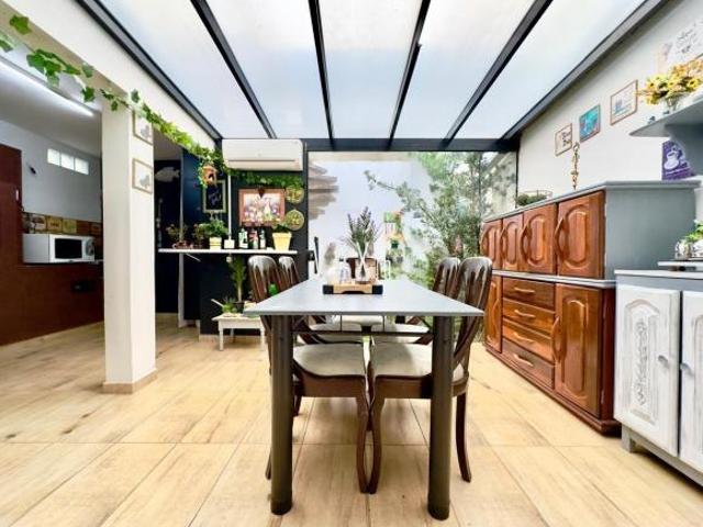 Sobrado com área gourmet e jardim no Xaxim