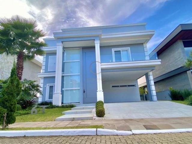 SOBRADO COM ARQUITETURA NÉOCLÁSSICA COM 3 SUÍTES MOBILIADO NO COND. PORTO FINO