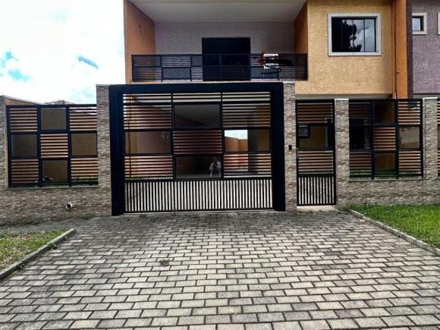 Sobrado com ático no Centro de Araucária, 3 quartos, suíte com hidro, 157m², quintal e excelente loc