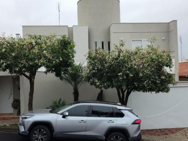 Sobrado com belíssima arquitetura, 3 quartos, 1 suíte, piscina e academia