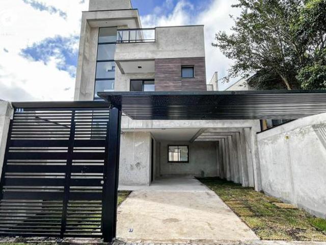 Sobrado com belo terraço e cozinha ampla