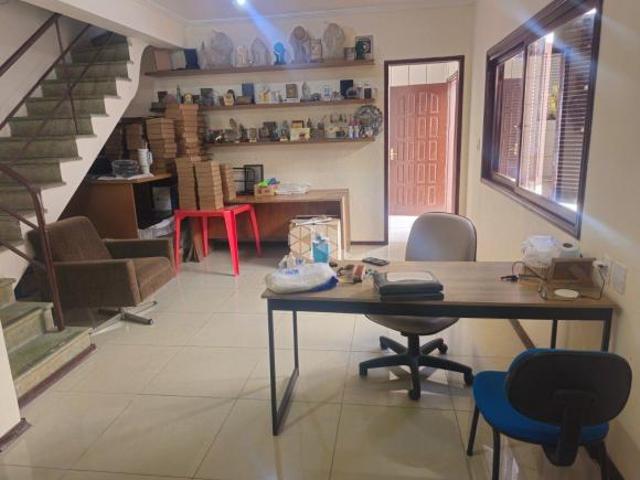 Sobrado com Casa Auxiliar e Garagem para 4 Carros no Bairro Floresta
