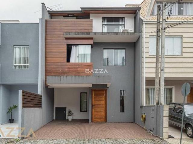 Sobrado com Deck e Jacuzzi em Condomínio