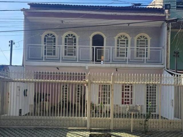 Sobrado com dois Apartamentos na QS 4