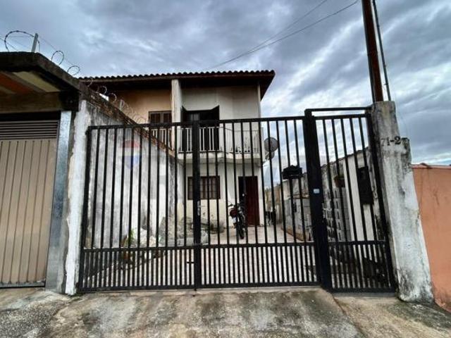 SOBRADO COM DOIS BANHEIROS