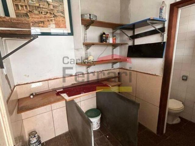 Sobrado com dois dormitórios, sendo um com varanda, ampla sala para dois ambientes