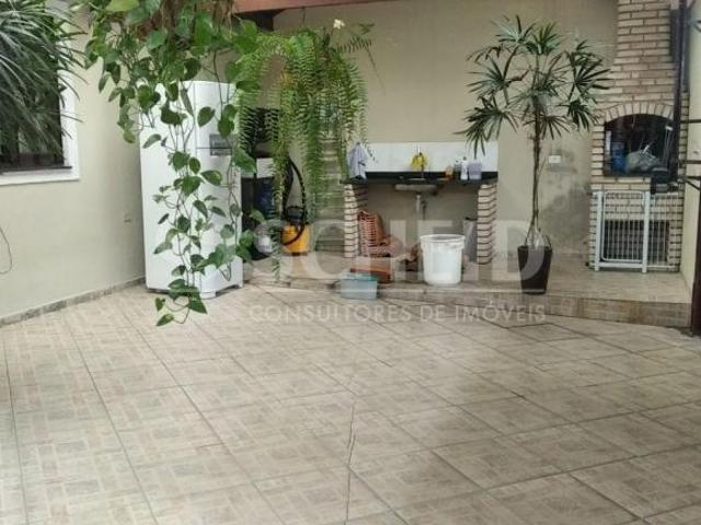 Sobrado com duas três vagas de garagem!