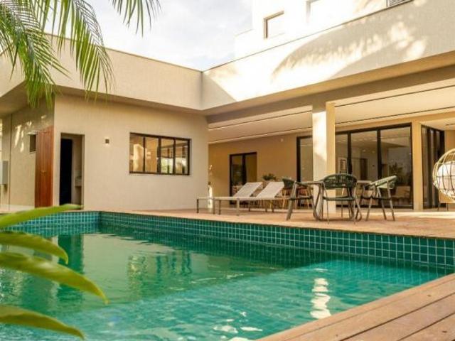 Sobrado com excelente acabamento no Residencial Goiás do Alphaville Flamboyant em Goiânia. Possui 05