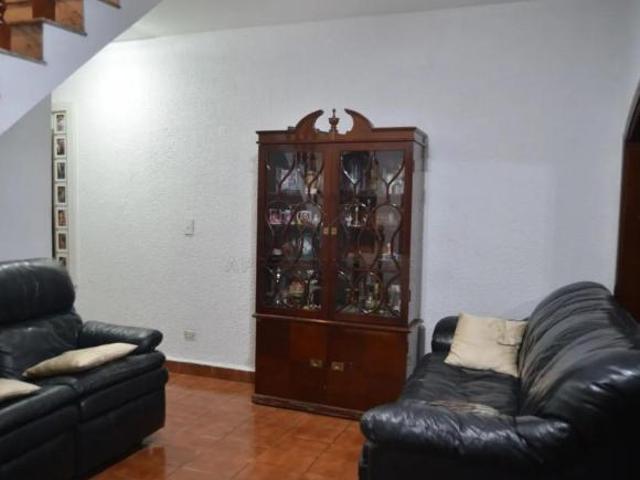 Sobrado com excelente localização 06 dormitórios e 04 vagas na Vila Pires Santo André/SP