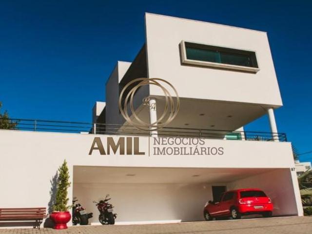 Sobrado, com garagem para 9 carros, sendo 3 destas cobertas, além de um cômodo específico situado n