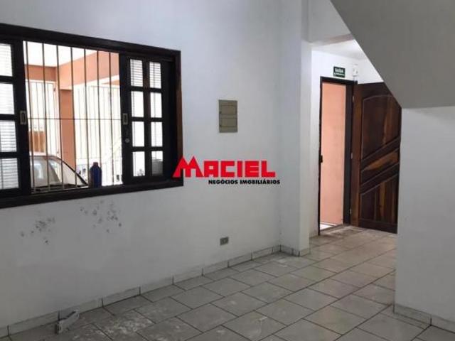Sobrado com Habite se comercial na Vila Martinez, Jacareí