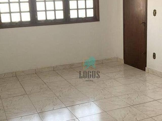 Sobrado com ótima disposição de 244m², composto por 3 dormitórios sendo 1 suíte com hidro, à venda p