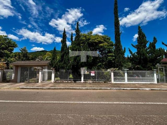 SOBRADO COM ÓTIMA LOCALIZAÇÃO