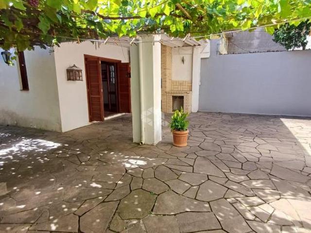 Sobrado com pátio composto de 2 apartamentos independentes de 3 quartos e casa nos fundos com 2 qua
