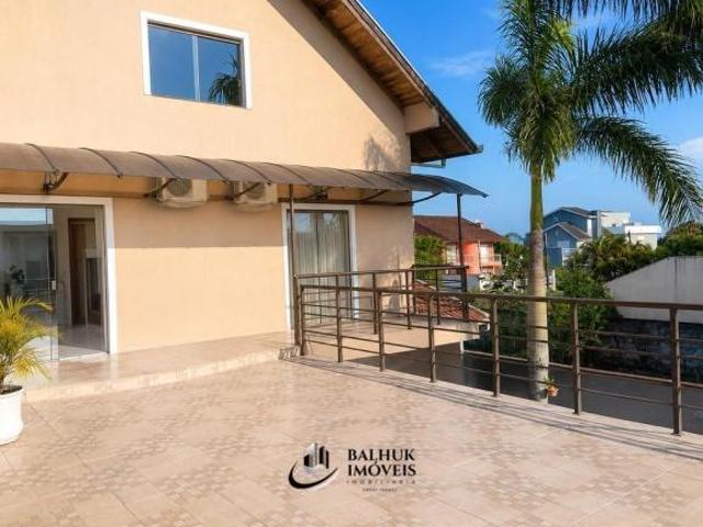Sobrado com piscina Atami