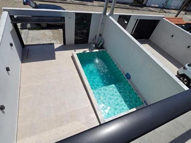 Sobrado com piscina à venda em Itanhaém, 2 dormitórios, suíte e sacada a 950m da praia