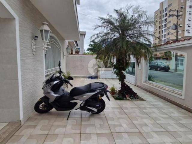 Sobrado com Piscina à venda no bairro da Aparecida em Santos/SP