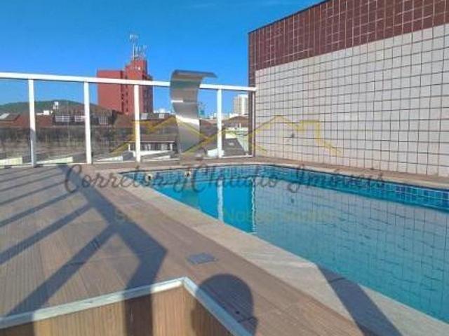 Sobrado com Piscina e 3 Suítes no Centro de São Vicente