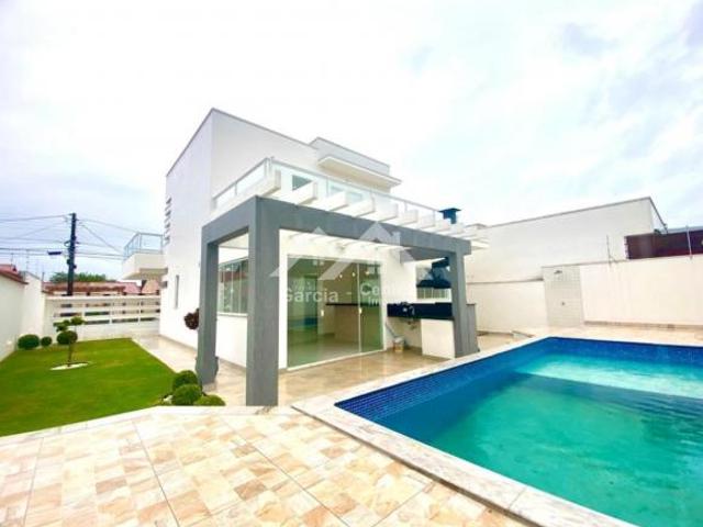 Sobrado com piscina e 4 suítes perto da praia de Peruíbe