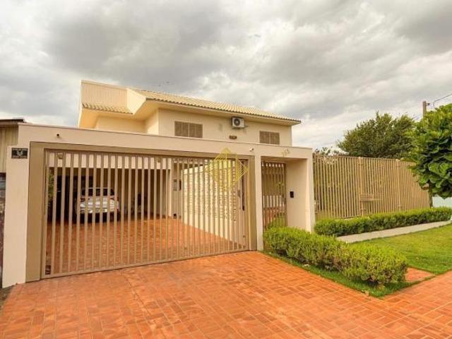 Sobrado com piscina e ampla sobra de terreno no Jardim Porto Alegre