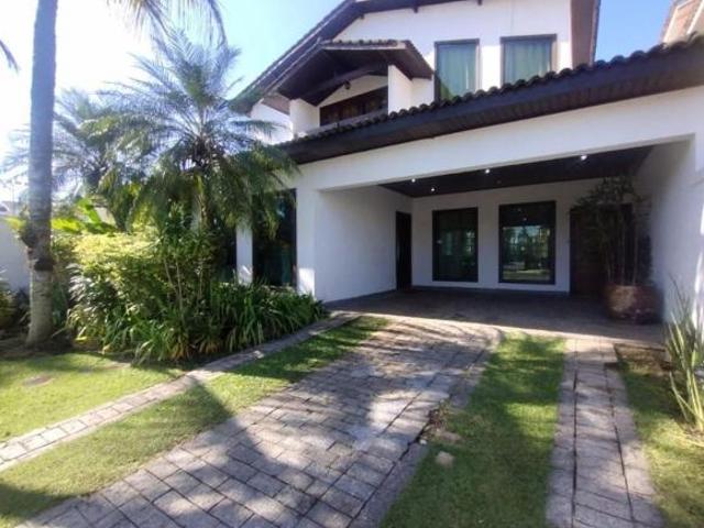 Sobrado com Piscina e Área Gourmet à Venda no Jardim Acapulco – Guarujá/SP