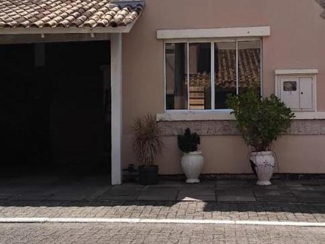 Sobrado com piscina e salão de festas no condomínio em Canoas Oportunidade no Centro