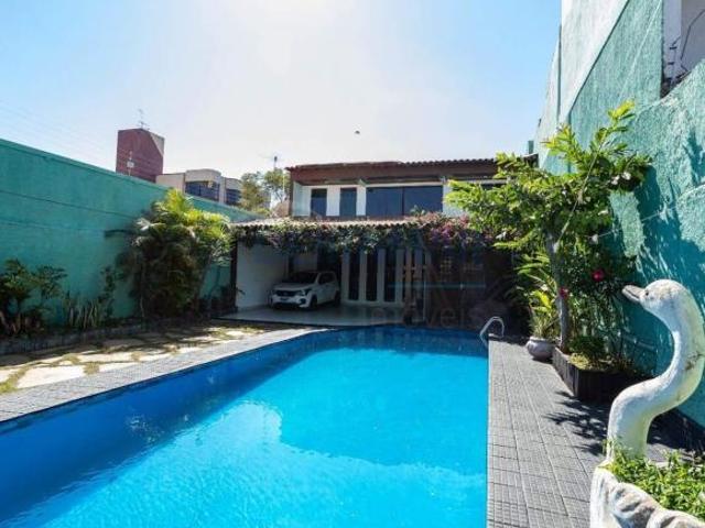 Sobrado com Piscina e Potencial de Renda – 300m² – Taguatinga Norte