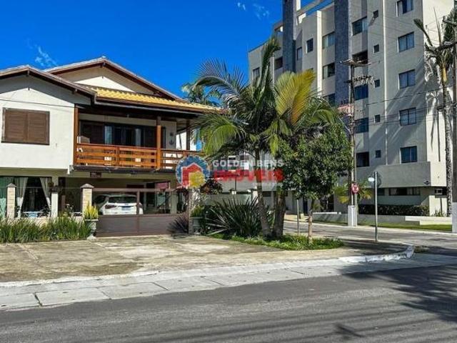 Sobrado com piscina e vista para o mar no Centro