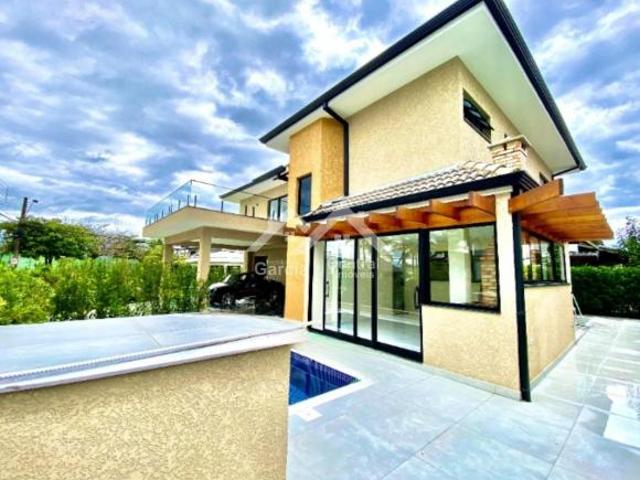 Sobrado com piscina em condomínio em Peruíbe