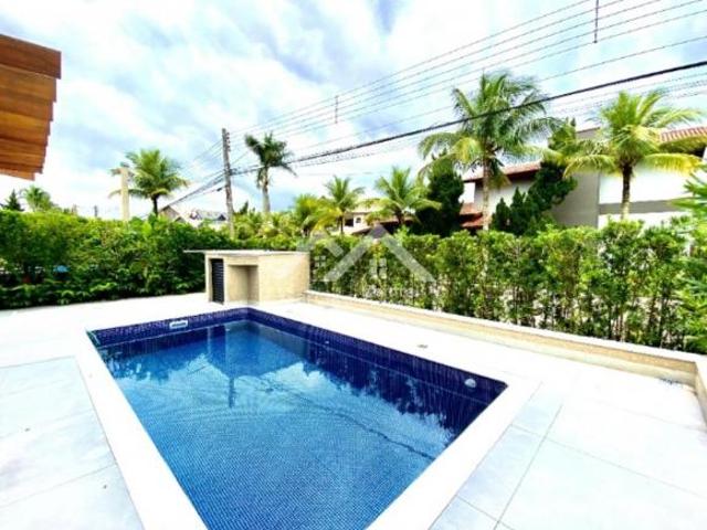 Sobrado com piscina em condomínio em Peruíbe