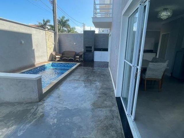 Sobrado com piscina em frente ao mar