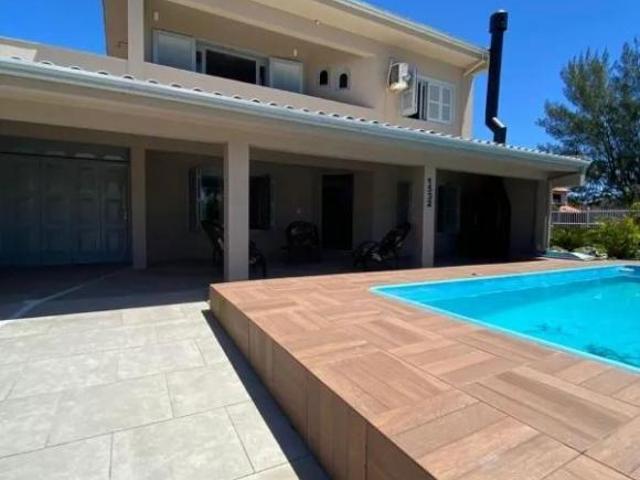 Sobrado com Piscina Próximo do Mar em Tramandaí