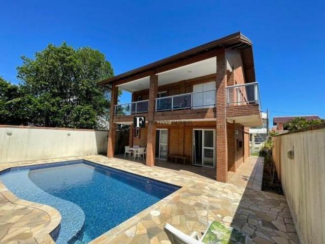 Sobrado com piscina quadra mar Atami Sul